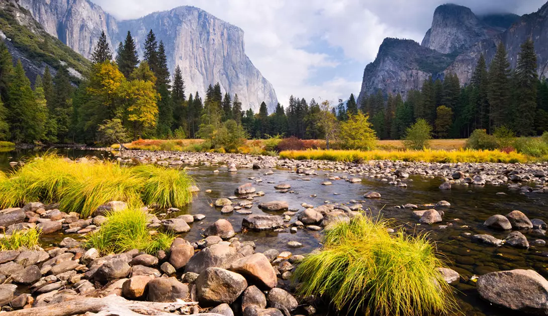 Park Narodowy Yosemite USA Trzy tysiące kilometrów kwadratowych unikalnych górskich krajobrazów, granitowych skał, wodospadów i sekwoi: Yosemite jest uważany za jeden z najlepszych parków narodowych w kraju.