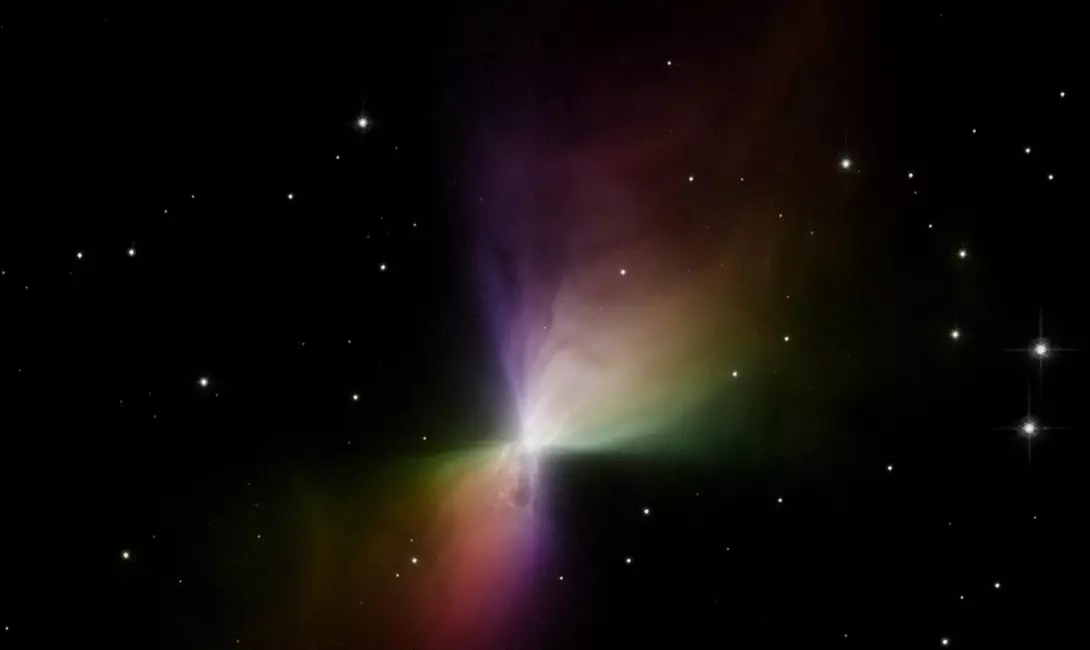 Bumerang Nebula -272 ° C temperatura, Bumerang Nebulasyny tutuş älemdäki iň sowuk ýere öwürýär. Bu, düýbüniň sagatda 367,000 mil tizliginde yzygiderli giňelmegi bilen baglanyşyklydyr, bu bolsa bir minutyň dowamynda verselemdäki iň çalt döredilen jisimden, “Täze Horizons” enjamyndan 10 esse çaltdyr.