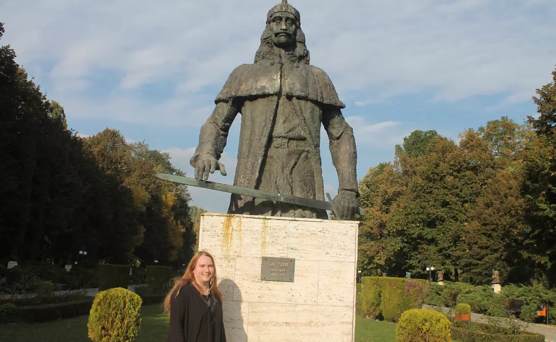 Pravedni vladar Vlad Impaler vladavina je bila krvava. Međutim, njegovu opću strategiju razvoja regije moderni historičari ocjenjuju vrlo obećavajućom. Grof je nelojalne kaznio željeznom rukom, ali jedan od prvih vladara tog vremena započeo je potpuno uspješnu borbu protiv općeg siromaštva nižih slojeva društva. Još prije turskog zarobljeništva, Vlad je uspio uspostaviti poštene poreze za sve i stvorio nepotkupljivo tijelo moći - porotu.