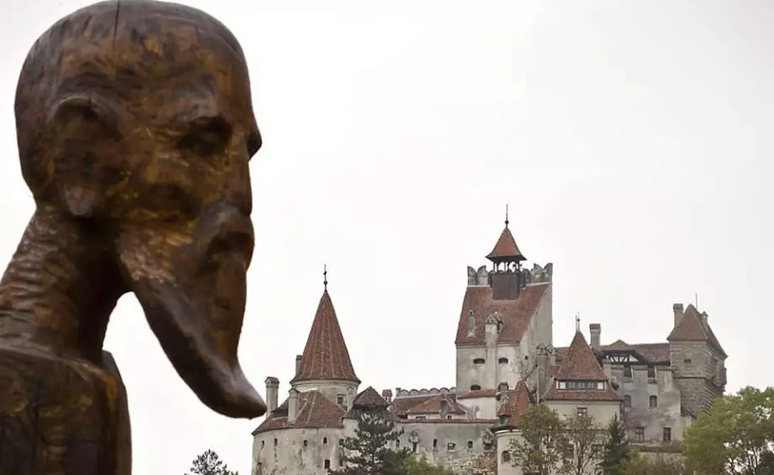 Vampire Castle Transylvanian ferðaþjónusta er nánast algjörlega byggð á goðsögnum hins ódauðlega Vlad, sem í lok ævi sinnar varð alvöru vampíra. Örfáir ferðamenn vita að greifinn bjó aldrei í hinum fræga Bran -kastala - hinni margfrægu „búsetu blóðsykursins“. Sagnfræðingar telja Targovishte, konunglegu höfuðstöðvar Wallachia, vera forfeðrahús Tepes.