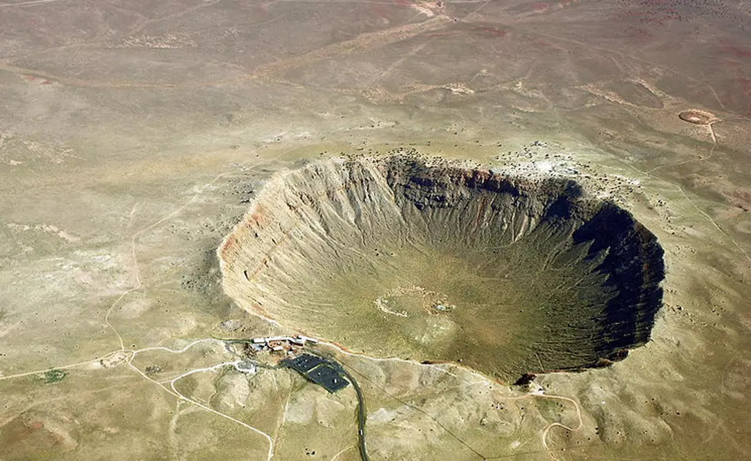 Kráter Arizona USA V roku 1903 sa geológ Benjamin Barringer odvážil vyhlásiť mimozemský pôvod obrovského krátera nachádzajúceho sa na území modernej Arizony. Napriek dobre podloženej teórii sa vedecká komunita posmievala Barringerovi: ľudia si ani nedokázali predstaviť, že „hosť“ tejto veľkosti skutočne môže lietať z vesmíru. Len o tridsať rokov neskôr museli vedci uznať, že odvážny geológ mal pravdu.