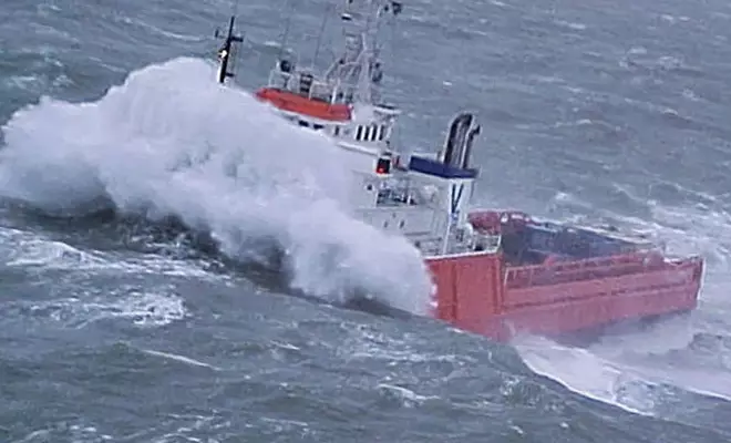 La nave attraversa lo tsunami in alto mare: video