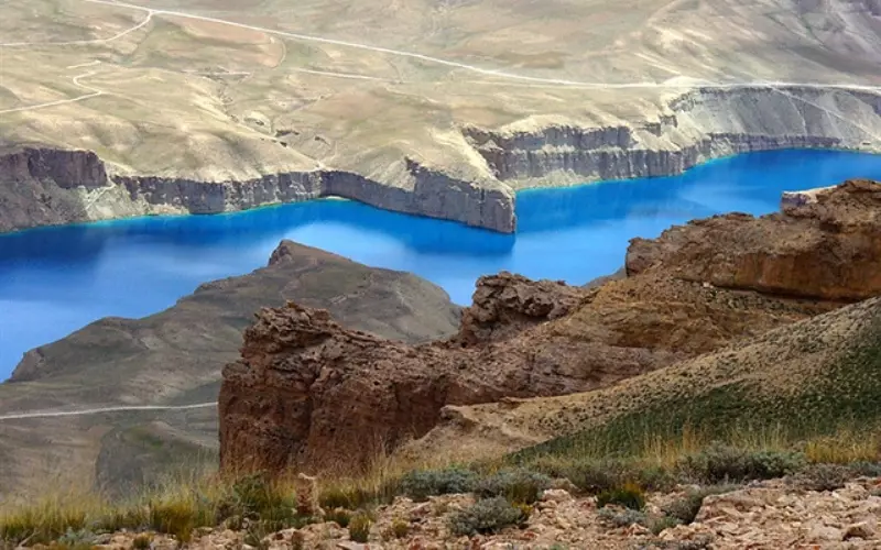 Lake Bande Amir Bamyan, Afghánistán Řetěz šesti jasně modrých jezer v prvním afghánském národním parku. Jezera jsou obklopena pohořím Hindúkuš a jsou od sebe oddělena kameny vápnitého tufu, který napájí vodu oxidem uhličitým, který jí dodává sytou tyrkysovou barvu.