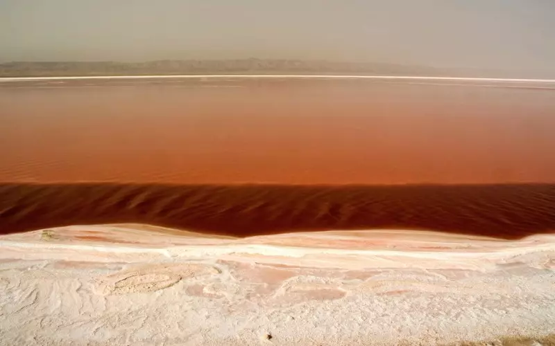 Solná jezera Tozer Tozer Oasis, Tunisko Jasně oranžová, barvy „Mirinda“, oázu Tozer na okraji Saharské pouště tvoří tři jezera: Shott el-Fejedj, Shott el-Jerid a Shott el-Garza. Když se jezera, která přes léto vysychají, pokrytá silnou vrstvou písku a soli, v zimě naplní vodou, jejich vody získají mnoho odstínů, včetně oranžovo-červené.