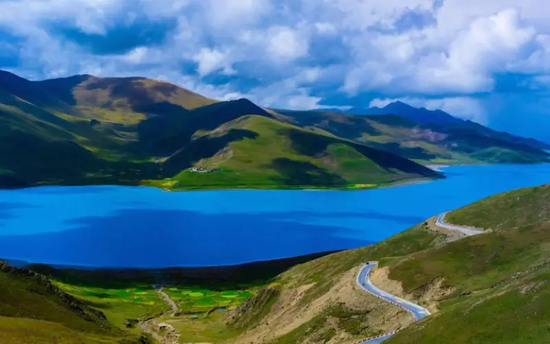 Jezero Yamjo-Yumtso Tibet, Kina Na fotografiji Yamjo-Yumtso izgleda previše fantastično da bi bilo pravo mjesto. Jezero je sveto, na jednom od otoka nalazi se poznati samostan Samdin. Boja ovog alpskog jezera okruženog planinama stalno se mijenja i nikada se ne ponavlja, kako vjeruju redovnici.