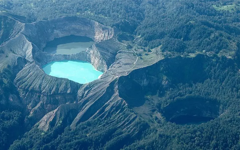 เกาะ Kelimitu แห่ง Flores ประเทศอินโดนีเซีย บนเกาะ Flores รอบ ๆ ภูเขาไฟ Kelimitu ที่ยังคุกรุ่นอยู่ มีทะเลสาบสามแห่งซึ่งแต่ละแห่งมีสีของตัวเอง (แดง น้ำเงิน และเขียว) แม้ว่าจะมีความสูงเท่ากันก็ตาม เชื่อกันว่าเป็นเพราะปฏิกิริยาเคมีที่เกิดจากการระเบิดของภูเขาไฟ และแร่ธาตุต่างๆ จะละลายหายไปในแต่ละทะเลสาบ