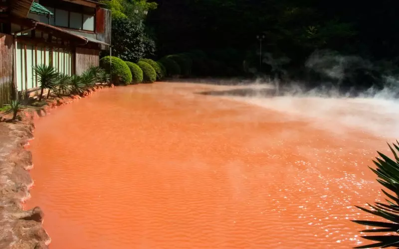 Inferno Beppu Oita, Japonsko Horké prameny ležící na japonském ostrově Kyushu jsou lidově přezdívány „Inferno“ Beppu. Barva osmi rybníků se pohybuje od tyrkysové po rezavou. Rybník „Krvavé peklo“, zobrazený na fotografii, jak je vidět, má krvavě červenou barvu, díky které vděčí za své jméno.