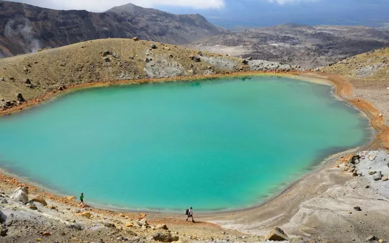 Emerald Lakes North Island, New Zealand ทะเลสาบเหล่านี้ตั้งอยู่ในอุทยานแห่งชาติ Tongariro ในนิวซีแลนด์ ซึ่งเป็นอุทยานที่เก่าแก่ที่สุดในประเทศ เส้นทางเดินป่ายาว 18 กิโลเมตรผ่านเขตสงวน โดยโค้งไปรอบทะเลสาบสีเขียวของภูเขาไฟตองการิโรที่ดับแล้ว บ่อน้ำเหล่านี้ได้สีตั้งแต่สีน้ำเงินอ่อนไปจนถึงสีเขียวมรกต ต้องขอบคุณแร่ธาตุจากภูเขาไฟที่ละลายในน้ำ