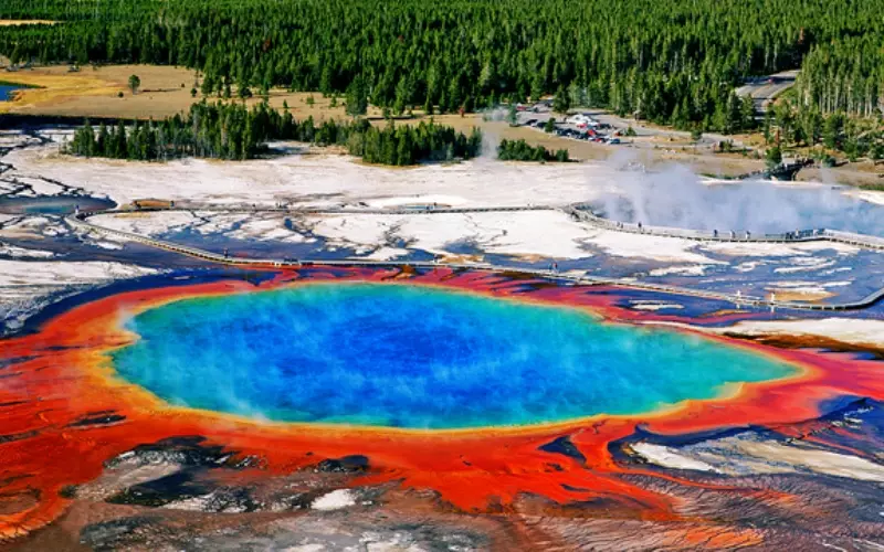 Great Hot Spring Yellowstone National Park, Wyoming Najveće vrelo u Sjedinjenim Državama i, ujedno, jedno od najljepših vodenih tijela na svijetu. Svijetla, svih boja duge, boja izvora daje vitalnu aktivnost pigmentiranih bakterija koje žive na obali jezera. Boja vode može varirati od crvene do ultramarinske.