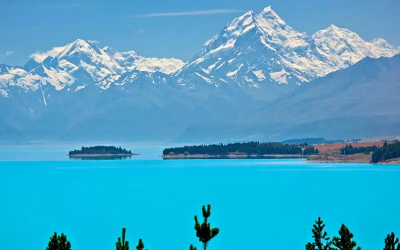 Jezero Pukaki Jižní ostrov, Nový Zéland Toto velké alpské jezero na Novém Zélandu má všechny odstíny modré. A to vše díky jemnozrnným minerálům vyplaveným z blízkých ledovců.