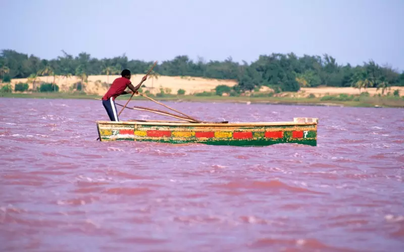 Jezero Retba Cap Vert, Senegal Retba, také známé jako Růžové jezero, dostalo své jméno, jak asi tušíte, díky jasně růžové barvě svých vod. Byl pojmenován jako domov sinice Dunaliella, pro kterou díky vysoké koncentraci solí ve vodě byl Retbu ideálním stanovištěm.