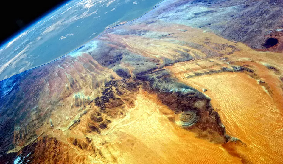 Das Auge der Sahara soll sich zwischen dem späten Proterozoikum (2,5 Milliarden Jahre) und dem Ordovizium (480 Millionen Jahre) gebildet haben. Der älteste Ring ist ungefähr 600 Millionen Jahre alt.