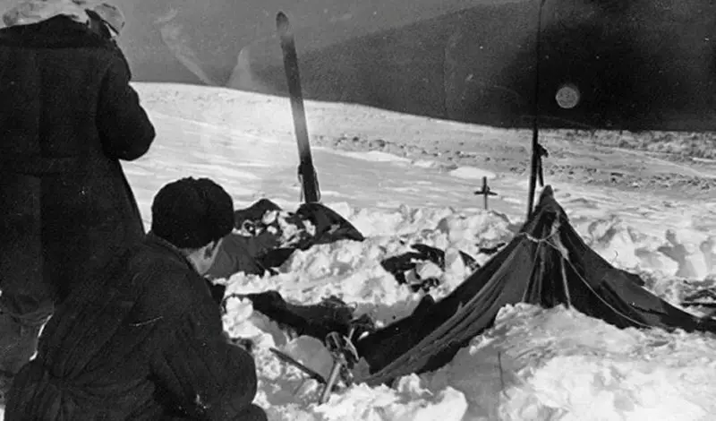 Dyatlov Pass Mẹsan awọn aririn ajo ti o ku, ti ara wọn ti bajẹ ni ọna ajeji pupọ. Kontaminesonu. Ijoba tun n fi otitọ pamọ. Awọn agbasọ Yeti. Awọn agbasọ ọrọ nipa UFO. Ati nikẹhin, iku eniyan miiran ni oṣu diẹ sẹhin. Ohun ijinlẹ ti o ni ibẹru ti Dyatlov Pass ṣii atokọ wa ti awọn iṣẹlẹ ohun aramada, ọkọọkan eyiti ko ni alaye imọ -jinlẹ.