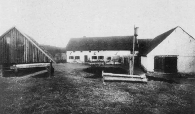 The Hinterkaifeck Farm Murders Dit ynsidint liket op in horrorfilm mei leech budzjet. In ôfstân pleats, wêr't in sombere famylje fan 6 wenne, waard de eftergrûn foar in wylde, oant no ta net oplost misdied. De moardner wenne ferskate dagen op 'e pleats, rûn as in ûnsichtber skaad tusken' e húshâlding, en ferwoaste doe de heule famylje en sonk wer yn 'e skaden.