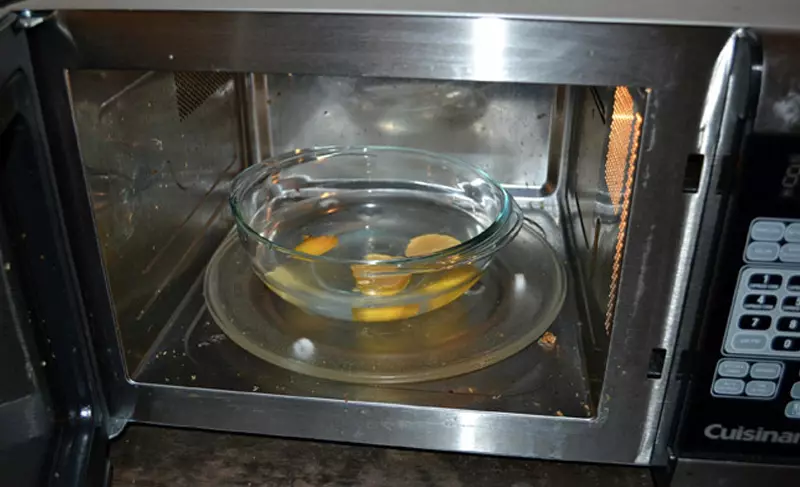 Microwave Clean Poġġi skutella ilma, meraq tal-lumi u flieli tal-lumi fil-microwave. Issettja l-arloġġ għal 3 minuti u ixgħel il-majkrowejv. Wara li jkun għadda ż-żmien, neħħi l-iskutella - issa l-fdalijiet tal-menu ta 'kuljum tiegħek se jmorru faċilment wara ftit puplesiji ta' ċraret artab. Wara tindif bħal dan, il-majkrowejv jakkwista riħa iġjenika taċ-ċitru.