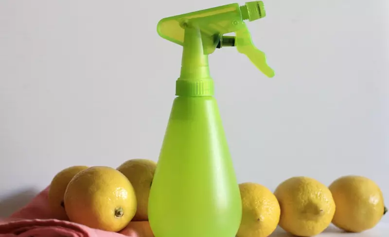 All-Purpose Cleaner Når det kombineres med flere andre ingredienser, kan citron gøres til en universalrenser til hjemmet. Dette kræver 2 kopper varmt vand, 1 spsk bagepulver, 1/2 kop eddike, saften af ​​en citron og 5-10 dråber æterisk citronolie. Bland bagepulver og vand i en skål, indtil det er helt opløst. Tilsæt de resterende ingredienser, rør og hæld væske i en sprøjteflaske. Det anbefales at ryste rengøringsmiddel før hver brug. Det virker effektivt mod vandpletter på haner og plak på fliser.