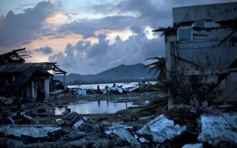 Supertyfonen Yolanda (Haiyan) Den 8 november 2013 höjde en supertyfon som bar en vind med en hastighet av 315 km / h (individuella vindbyar upp till 379 km / h) vågor upp till 5 meter höga, som träffade Filippinerna. Orkanen kom från östra kusten av Samar Island och inledde en döds- och förstörelse genom den centrala delen av landet. Mer än 8000 döda och försvunna är kända. Enligt FN drabbade tyfonen över 11 miljoner människor, mestadels invånare i Filippinerna och Vietnam.