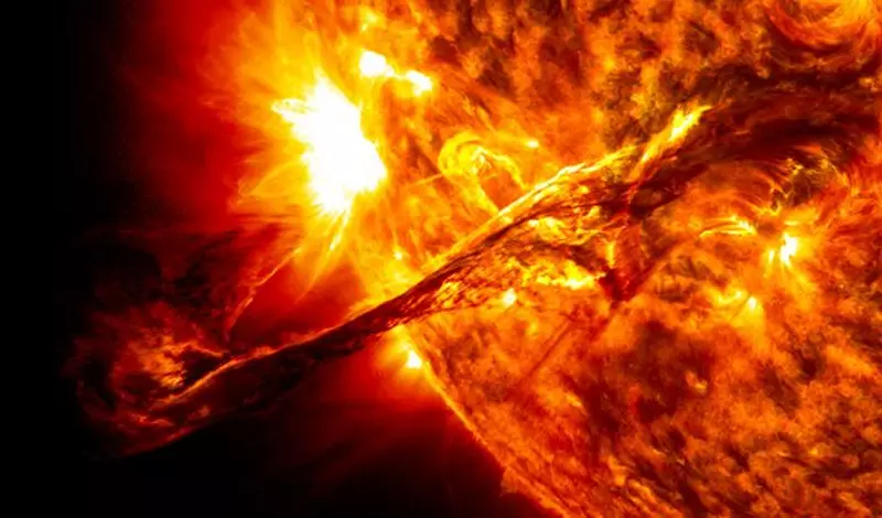 Supervivència humana Però, què passarà amb la nostra espècie? El professor d’astronomia, Eric Blackman, confia que podrem sobreviure sense el Sol. Això passarà gràcies a la calor volcànica, que es pot utilitzar tant per escalfar cases com per a usos industrials. El millor lloc per viure serà a Islàndia: la gent d’aquí ja escalfa les seves cases amb energia geotèrmica.