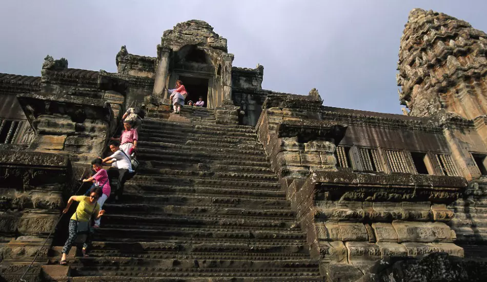 Hramovi Angkor Wat, Kambodža Hramski kompleks Angkor Wat u Kambodži ikonično je mjesto za budiste iz cijelog svijeta. Nema ništa sramotno u tome da se na sve četiri noge ili uz pomoć posebnih užadi uspinjete stepenicama koje vode do najvišeg hrama, jer je nagib stepenica oko 70 stupnjeva. Lokalni vodiči objašnjavaju da je stubište bilo dovoljno strmo da podsjeti ljude da dolazak u nebo nije lak zadatak. Međutim, budući da ste gore, možete isto misliti o silasku s neba.