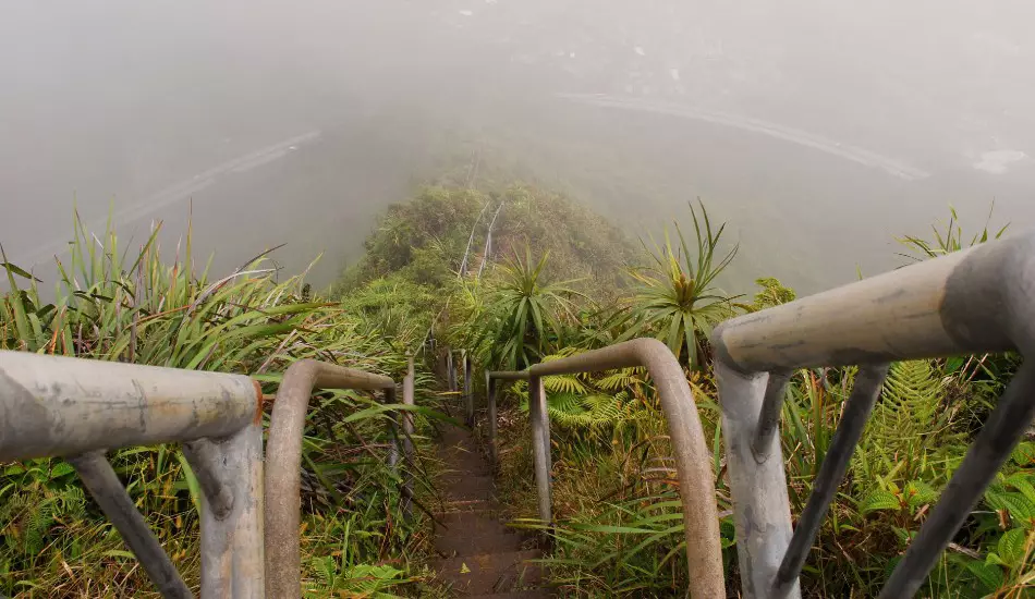 Haiku Staircase, Հավայան կղզիներ, ԱՄՆ Կարո՞ղ է սանդուղքն այնքան սարսափելի լինել, որ այն պարզապես փակվի: Այո, Հավայան կղզիներ Օահու կղզու Կուլաու գագաթը տանող 3922 չամրացված քայլերն այնպիսի մեծ ռիսկեր են պարունակում, որ դրանց բարձրանալը բառացիորեն անօրինական է: Այն աստիճան, որ ներքևում կան պահակներ, որոնք կխանգարեն ձեզ բարձրանալուց: Այս սանդուղքը, որը կոչվում է «Աստիճան դեպի երկինք», կառուցվել է ԱՄՆ ռազմածովային ուժերի կողմից 1942 թ. Հետպատերազմյան շրջանում այս ուղին ընտրվել է արշավականների կողմից, սակայն մինչև 1987 թվականը այն պետք է փակվեր անվտանգության նկատառումներից ելնելով: