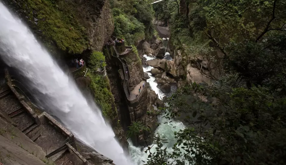 Pailon del Diablo sharsharasi, Ekvador To'g'ridan -to'g'ri sharsharaga tutashgan zinapoyalar tropik landshaftdan bahramand bo'lish uchun qurilganligini bilish yaxshi. Shunga qaramay, uning nomi "iblis qozon" deb tarjima qilingan, bu qadamlarni yengib o'tishni zavq deb atash qiyinligini hisobga olib, biron sababga ko'ra tanlangan. Sharsharaga yaqin bo'lgani uchun siz quruq va toymas zinapoyalarni, shuningdek, metall panjaralar va panjaralarni deyarli topa olmaysiz.