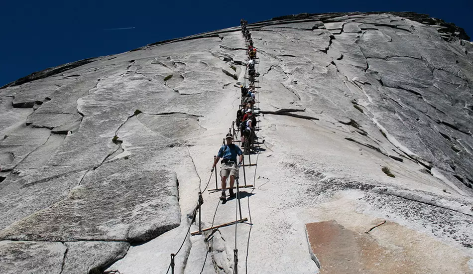 Half House Ropeway, SAD Znate li što se nalazi između vas i najpoznatijeg planinskog vrha u Nacionalnom parku Yosemite u Kaliforniji? Putovanje od 10 kilometara kroz divljinu sa sve većim nagibom, na vrhu uspona od više od 100 metara ravno uz površinu planine pomoću ljestve za kablove. Kroz njega dnevno ne može proći više od 300 ljudi, od kojih svaki dobiva posebnu dozvolu.