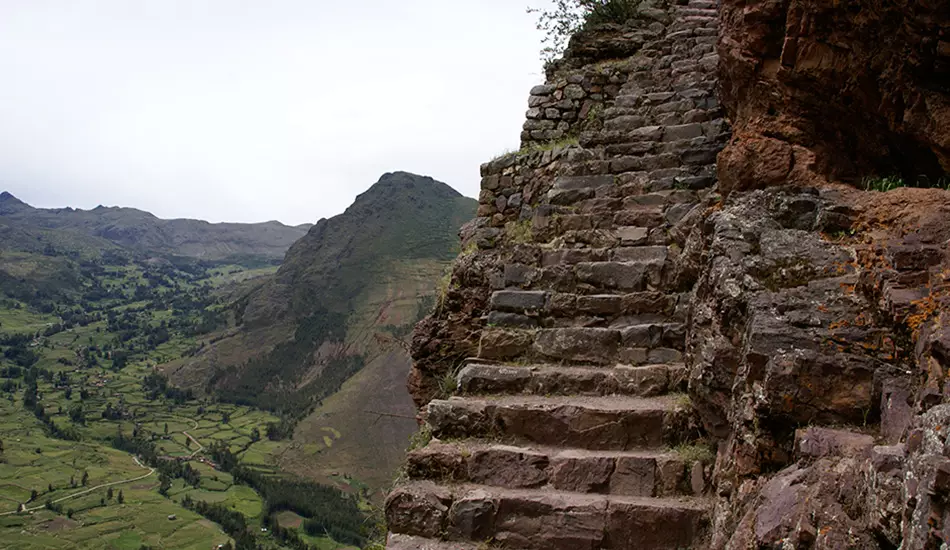 Koraci Inka, Peru U Machu Picchuu postoji kameno stubište koje su Inke popločale prije otprilike 500 godina, vodeći direktno uz planinu Huayna Picchu do Mjesečevog hrama, s kojeg se otvara prekrasan pogled na ruševine drevnog grada . Uprava lokalnog parka postavila je ograničenje posjeta - 400 ljudi svakog jutra - i također je ojačala najugroženije dijelove stepenica metalnim konstrukcijama. No ipak morate biti iznimno oprezni, jer s jedne strane stepenica nalazi se vlažan okomiti zid, a s druge - ponor koji vodi do rijeke Urubambe.