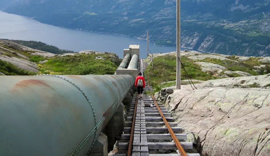 Florli eskailera, Norvegia Norvegiako Florli zentral hidroelektrikoa Lyse fiordoaren inguruko senderismo ibilbide zirraragarria egiteko abiapuntua da, eta bertako eskailerak bi arrazoirengatik urduri jarriko zaitu. Lehenik eta behin, 4444 eskailera ditu, 800 metro baino gehiago igotzen direnak, eta bigarrenik, munduko eskailerarik luzeena da, guztiz egurrezkoa. Beraz, merezi du arreta berezia jartzea krakada eta crack bakoitzean.