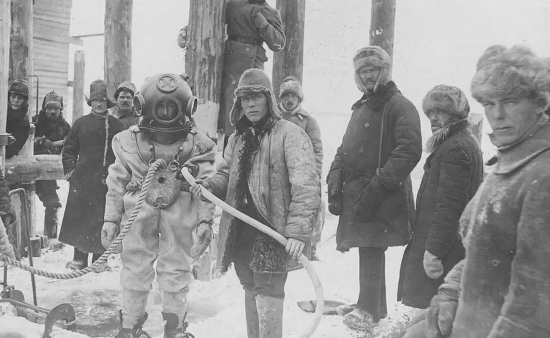 Rússnesk vísindi Í Rússlandi hafa ítrekaðar tilraunir verið gerðar til að hanna þinn eigin búning. Gausen vélvirki lét köfunarbúnað mjög minna á verk Siebe. Árið 1953 býr Vshivtsev til fyrstu sjálfstæðu fötin og árið 1861 finnur Lodygin upp sérstaka blöndu af súrefni og vetni. Uppfinning Lodygins var raunveruleg bylting á sviði neðansjávarbúnaðar, hann byrjaði að nota um allan heim.