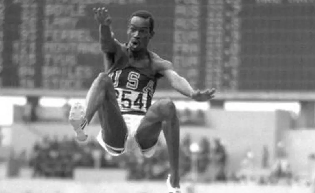 Long Jump Bob Beamon Fogaanta: 8.93064 Rikoodhka dheer ee boodada dheer waxaa iska leh Bob Deeman, oo ku guulaystay inuu boodo ku dhawaad ​​sagaal mitir. Bini'aadam ahaan, tani waa natiijo la yaab leh oo wanaagsan.