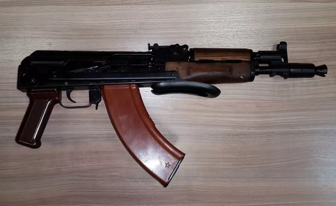 MA-136 SU I-MA-136SU carbine yokuzingela yenziwa ngesisekelo se-AKMC, esingaqondakala ngaphandle kwezinkomba. Vele, kunemikhawulo eminingi ebekiwe lapha: amamaki wobugebengu emgqonyeni womgqomo, okungenzeki kokudubula okuzenzakalelayo nokuvimba kwe-trigger lapho isitoko sisongiwe.