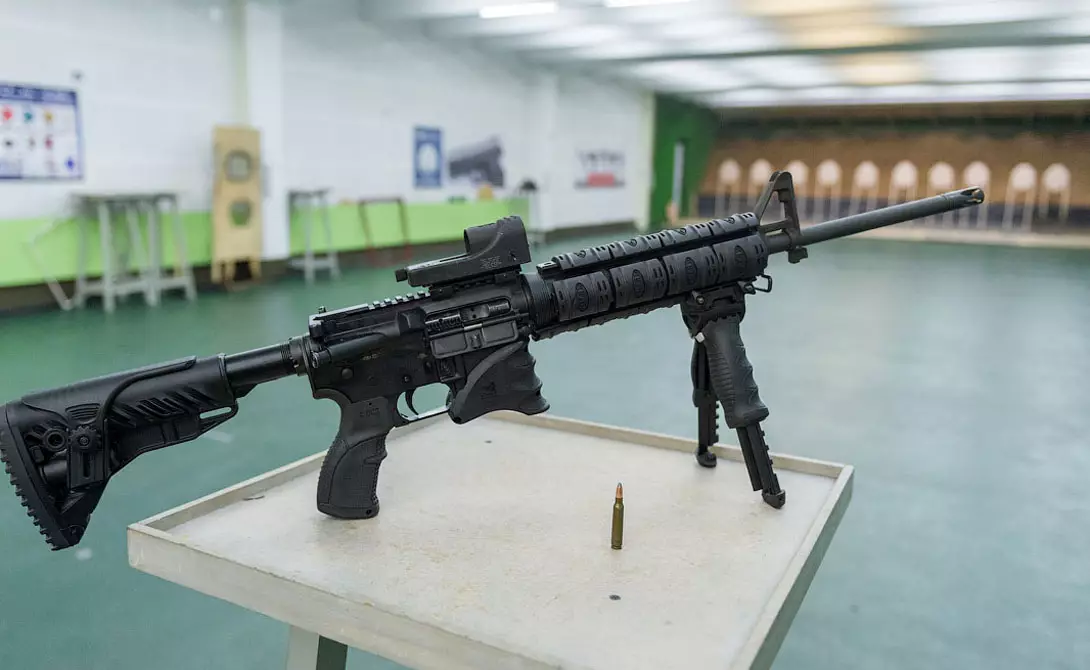 Vepr-15 几乎完全类似于美国柯尔特 M4 卡宾枪，肉眼可见。卡宾枪部件完全由 Schmeisser 制造：这样的朋友无需担心可靠性。与所有在俄罗斯领土上运行的民用武器一样，卡宾枪没有自动开火选项。