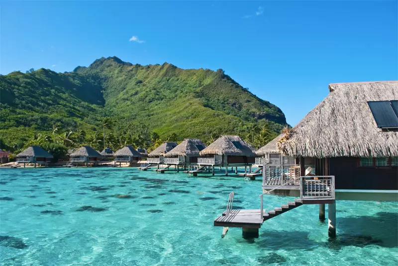 Moorea, Frönsku Pólýnesíu Moorea er vinsæll ferðamannastaður með tærbláu vatni og nærliggjandi landslagi. Kristaltært vatn lónsins er fóðrað með eldfjalla steinsteinum sem tákna líf goðsagnakenndrar heimsálfunnar Mu.