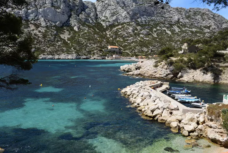 Calanque de Sormiou, Francë Gjiri është i mbyllur nga malet, gjë që u jep turistëve mundësinë të shijojnë natyrën piktoreske, plazhet dhe të zhyten në ujin më të pastër, duke ndryshuar ngjyrën e tij nga bruz në blu të errët.