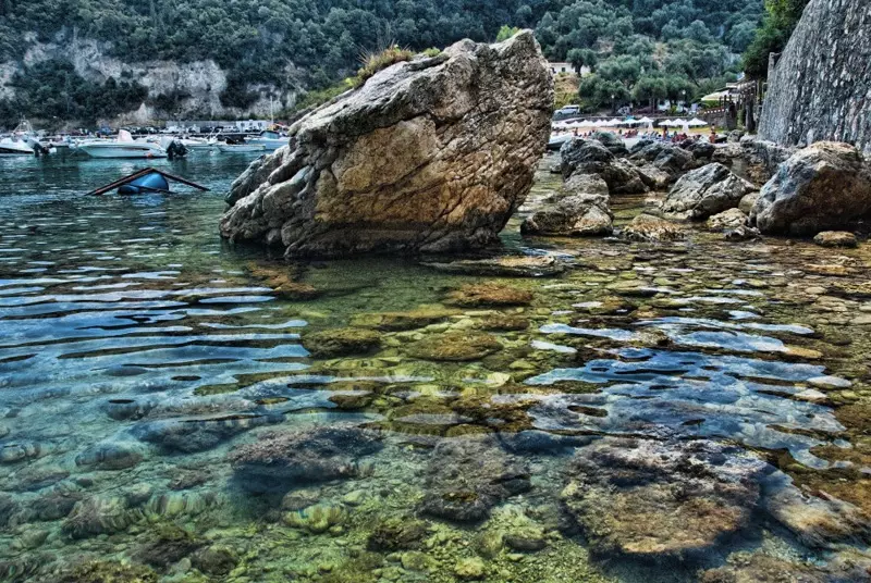 Corfu, Ugiriki Corfu inaitwa moja ya visiwa nzuri zaidi huko Ugiriki kwa sababu - fukwe za mchanga zisizo na mwisho zilizooshwa na maji ya azure ya Bahari ya Ionia. Katika hali ya hewa nzuri, kujulikana chini ya maji ni mita 10-30.