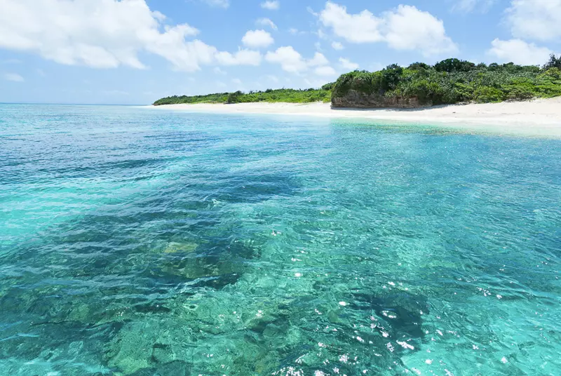 Ang Panari Island, Japan Ito ang pinakamalayo na teritoryo ng Japan, na matatagpuan lamang ng ilang daang kilometro silangan ng Taiwan. Sa paligid - mga luntiang halaman lamang at malilinaw na tubig.