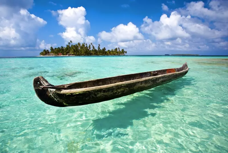 San Blas, Panama Jirgin ruwa na mintuna 20 kawai daga babban birnin Panama shine tsibirin San Blas. Ya ƙunshi tsibiran 378 da reefs, ana iya ganin kasan a kusa da tsibirin a kowane zurfin.