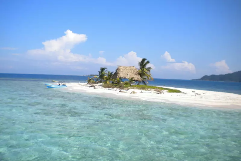 Cayo Cochino, Honduras Visiwa hivyo vimezungukwa na maji ya Bahari ya Karibiani, yenye kung'aa katika vivuli vyote vya zumaridi. Mnamo 2003, eneo hilo lilitangazwa kuwa hifadhi ya asili, shukrani ambayo iliwezekana kuhifadhi anuwai na karibu asili isiyoguswa.