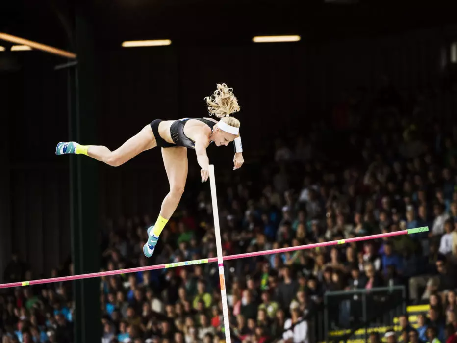 Pole Gewalt Déi duerchschnëttlech Persoun ka sech einfach net virstellen datt och d'Mechanik vun engem Pole Vault ass. Athleten beschleunegen op enger Streck mat engem flexibele Pole, dee se e puer Meter an d'Loft lancéiert. Spinalkord, Becken a Kapp Verletzungen sinn üblech am Concours.