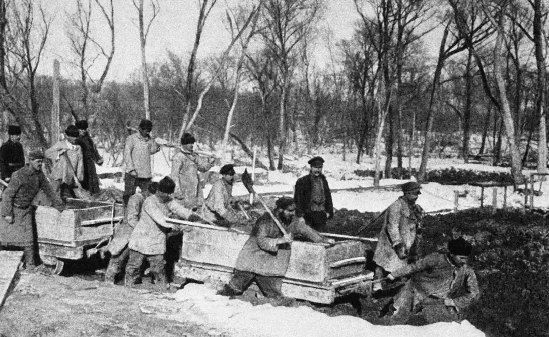 Batalantaj Naturaj Laboristoj ofte devis batali kontraŭ banditoj kaj sovaĝaj bestoj - inkluzive tigrojn kaj ursojn. Malgraŭ la neelteneblaj laborkondiĉoj kaj la konstanta danĝero por la vivo, oni konstruis nekredeblan fervojon: ĝi etendiĝas trans la stepoj, marĉoj, arbaroj kaj super akvo tra la tuta Eŭrazio.