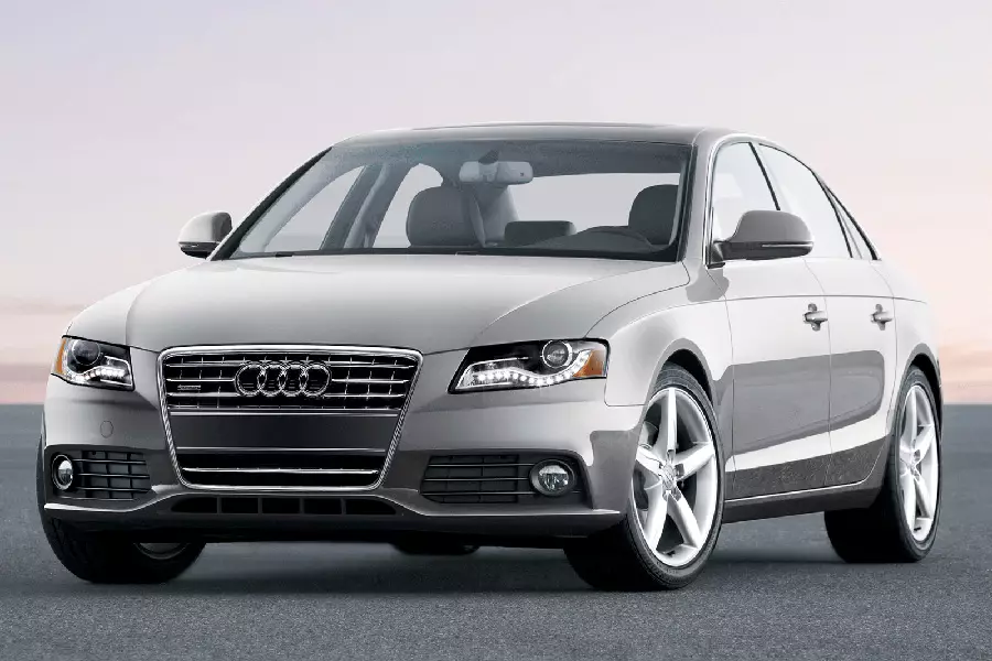 Audi A4. ລົດເກັງຄັນດຽວທີ່ຢູ່ໃນລາຍການເຮັດໃຫ້ແຟນ safety ຄວາມປອດໄພຂາດການເລືອກ, ເຖິງແມ່ນວ່າ, ໃນຄວາມເປັນຈິງ, Quartet ບໍ່ມີຄູ່ແຂ່ງຢູ່ໃນພາລາມິເຕີນີ້ແມ້ແຕ່ຢູ່ພາຍໃນຍີ່ຫໍ້ເອງ.