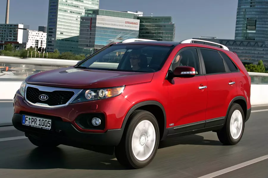 Kia Sorento. 2009-njy ýyl Sorento üçin aýgytly ýyl boldy, sebäbi hut şol wagt monokok bedeni we transvers hereketlendirijisi bolan awtoulagyň ikinji nesli çykdy. Üýtgeşmeler, krossoveri öz synpynda iň meşhur we iň ygtybarly birine öwürdi.