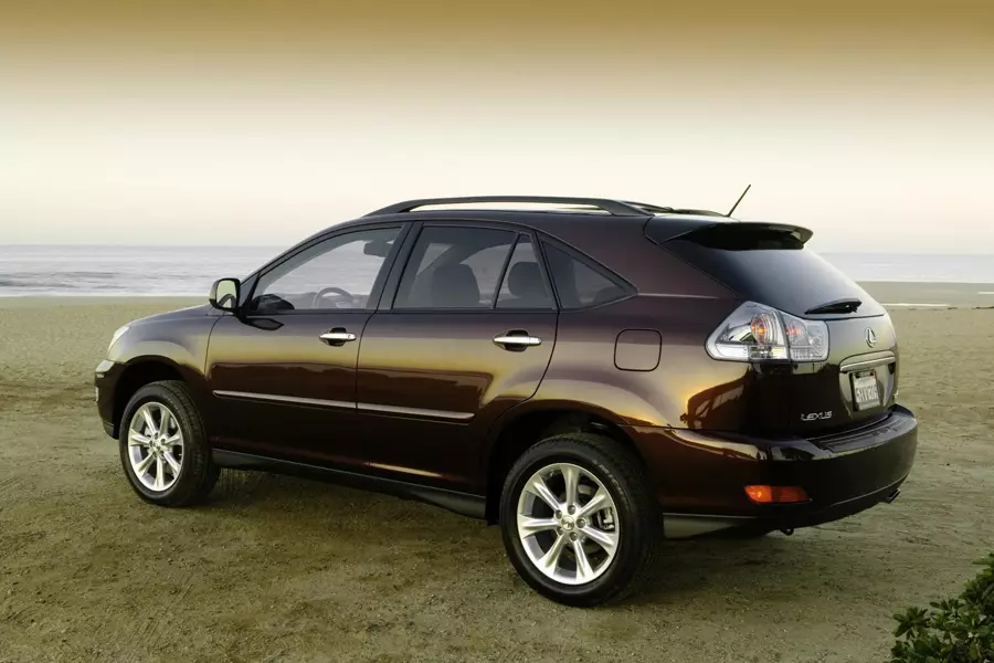 Lexus RX 350. በውስጣዊ ምቾት ላይ ያተኮረ ትኩረትም ደህንነትን አላለፈም ፣ በደንበኛው ደረጃ የመኪናውን ተጨማሪ ነጥቦች አግኝቷል።