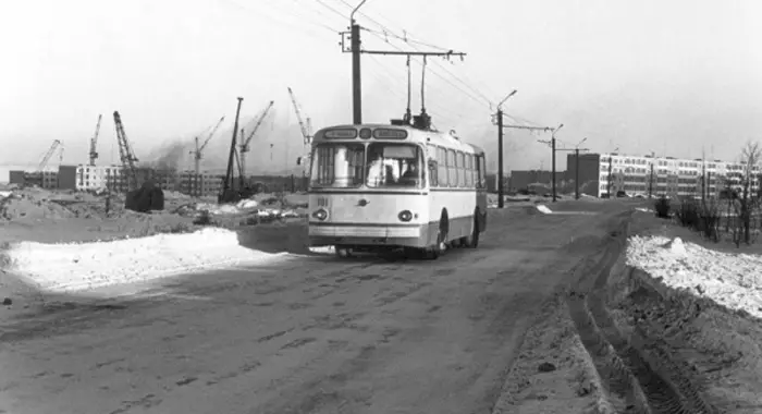 Mbërtheni transportin E vetmja gjë që ishte më argëtuese sesa të rrëzonit rrëshqitjen e akullit në gomarin tuaj ishin grepat në transportin në lëvizje. Autobus, tramvaj, makinë - gjithçka me një parakolp ishte mirë. Shumica e dëmtimeve të dimrit lidhen me këtë argëtim: transporti u kthye, e ktheu dhe thjesht hodhi fëmijët e bezdisshëm në një hendek.