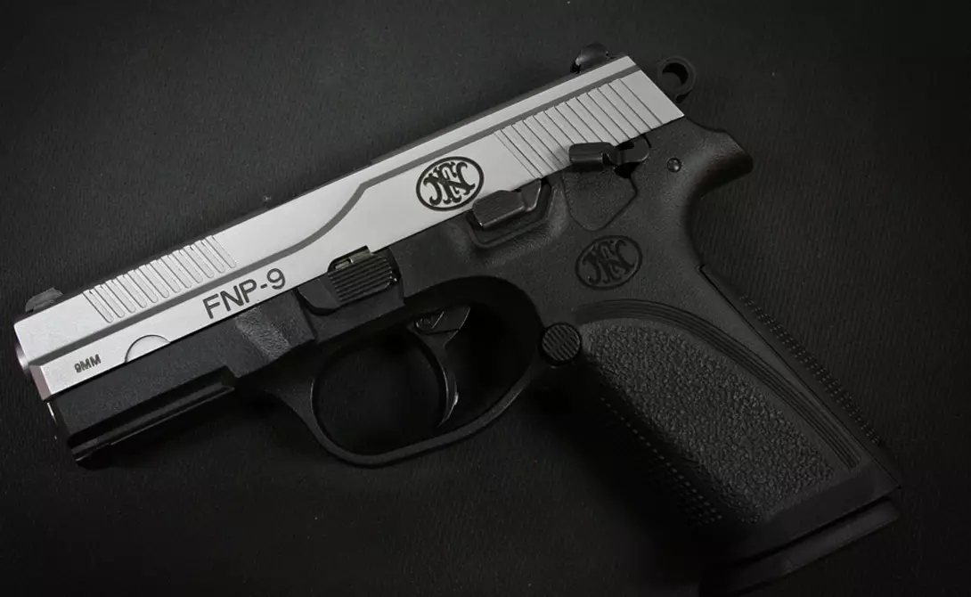 FN Herstal FNP-9 Modern, mächteg Pistoul mat engem Polymerrahmen. D'FN Serie gëtt an den USA speziell fir Heem Sécherheet hiergestallt. D'Fassfaart vun der Pistoul ass zimmlech kuerz, wat d'Waff ganz korrekt mécht. 16 Ronnen pro Clip, eng am Faass.