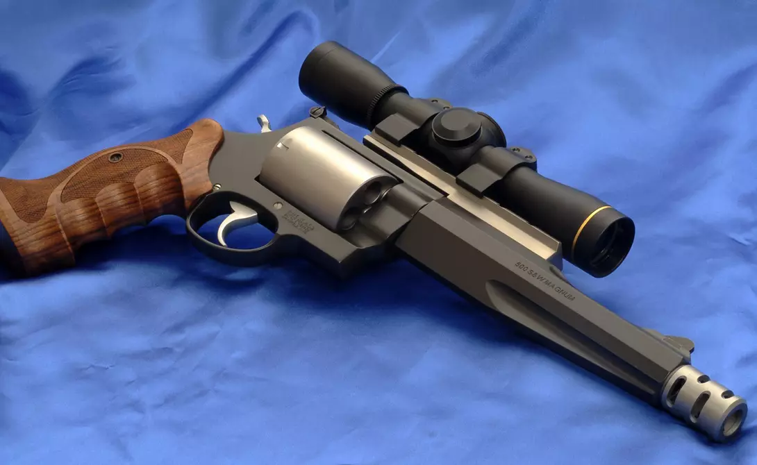 Smith & Wesson. 500 S&W Magnum De namme fan dizze wapenfabrikant is sels by bern bekend. Smith & Wesson revolvers waarden brûkt op 'e Amerikaanske grins, en no wurde se aktyf eksploiteare troch de plysje: nettsjinsteande de oerfloed fan automatyske konkurrinten, binne dizze revolvers mei in krêftich vat heul populêr.