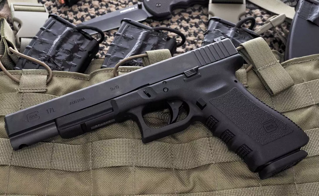 Glock-17 Ee vun den éischten automatesche Pistoulen, vun deem de Frame aus Polymeren entwéckelt gouf, kann net laanschtgoe loossen. Stei Konstruktioun, kuerz Faassrees, mächteg Patroun a verstäerkte Munitioun: füügt dozou déi predatoresch, geféierlech Konturen vum Hull an Dir hutt den Dram vun all Zaldot.