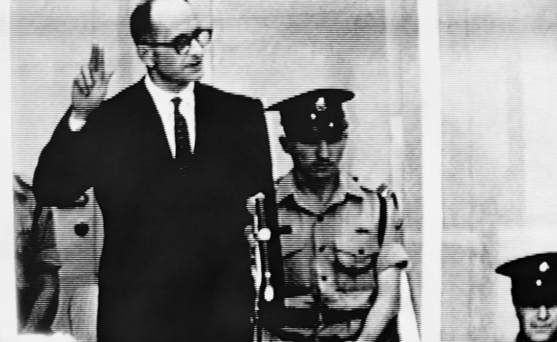 Milgram abẹlẹ tẹle ni pẹkipẹki iwadii ti ọkan ninu awọn ọdaràn Nazi akọkọ, Adolf Eichmann. O sọ fun Ile -ẹjọ Nuremberg pe gbogbo awọn ika ti o ti ṣe jẹ abajade ti pipaṣẹ aṣẹ nipasẹ oṣiṣẹ ti o ni iduro. Ohun ti o buru julọ ni pe Eichmann niti gidi ko dabi oniranlọwọ irikuri: o funni ni sami ti eniyan deede ti o ṣe ni ibamu si awọn ofin ti a ṣeto lati oke. Onimọ -jinlẹ ara ilu Amẹrika pinnu lati ṣayẹwo si kini o ṣe idiwọn ẹni -kọọkan lasan ti o ṣetan lati gbọràn ni anfani lati lọ.