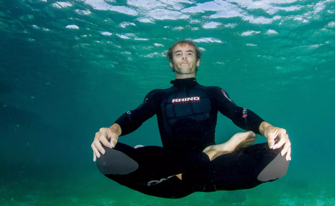 Meditazzjoni Ħafna freedivers jipprattikaw il-meditazzjoni għal skopijiet prattiċi. Li żżomm in-nifs jista 'jkun għeja ħafna u diffiċli għas-sensi: hawn trid tibqa' kompletament kalm, maqlugħ minn dak li qed jiġri. Il-meditazzjoni tgħin b’dan għal kollox - int interessat li tosserva l-proċessi li jseħħu fil-ġisem u tista ’tikkontrolla l-paniku naturali tal-ġisem, li jeħtieġ provvista kostanti ta’ ossiġenu frisk.