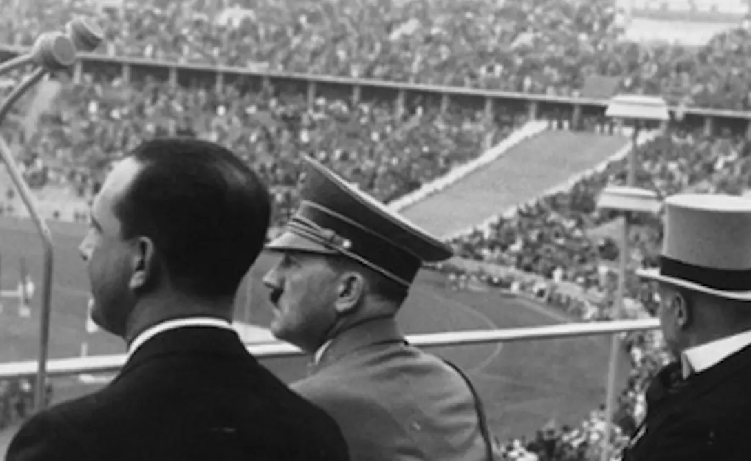 Prologen för de olympiska spelen i XI öppnades av Hitler personligen, som det passar sig för värdlandets ledare. Hans tal till den samlade pressen blev en modell för skicklig politisk vältalighet. Diktatorn hyllade vikten av konkurrens: en ärlig kamp som väcker de bästa mänskliga egenskaperna, andan i en riddarduell, där vinnaren kommunicerar på lika villkor med förloraren. Dessa OS kommer, enligt Hitler, att bli en faktor som kommer att bidra till att lösa den turbulenta politiska situationen. Verkar lite långsökt? Det verkar inte för dig. Hela olympiaden, från början till slut, utvecklades uteslutande som en PR -handling av det auktoritära regimet i Tredje riket - och denna operation var tyvärr ganska framgångsrik.